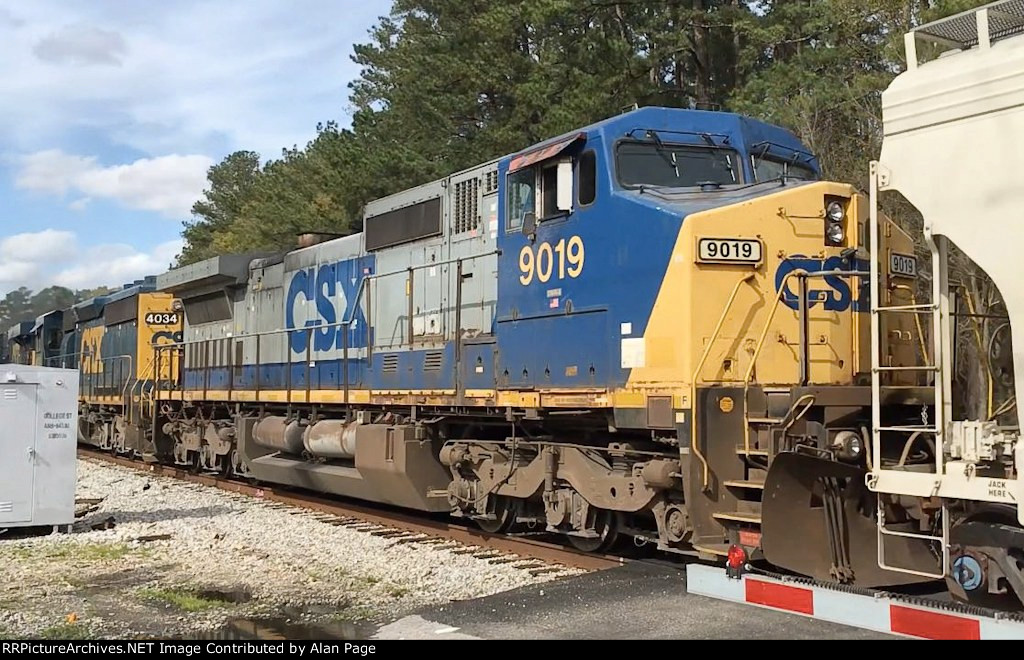 With CW40-9 9036 leading, 9019 brings up the rear of 5 units